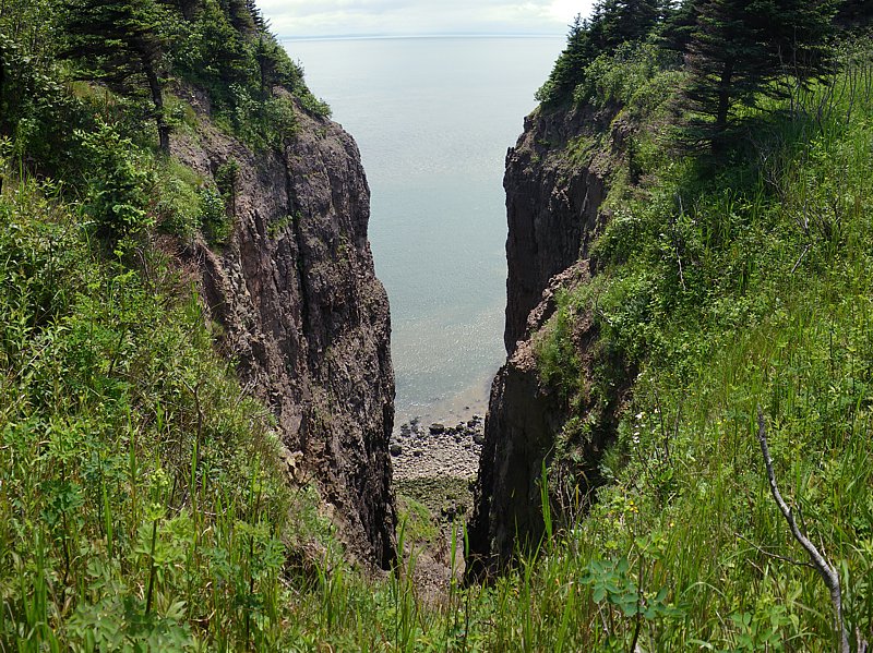 Steep cliff along the route to the west end of the island